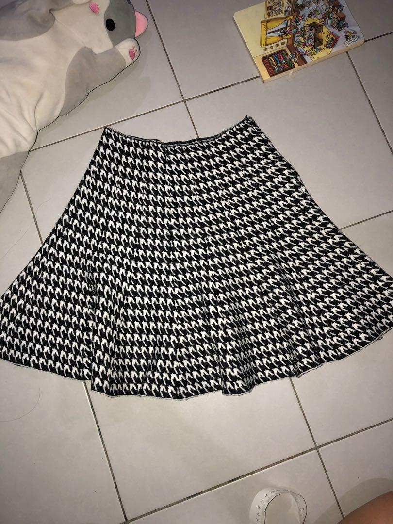 houndstooth skirt, Women's Fashion, Bottoms, Skirts on Carousell