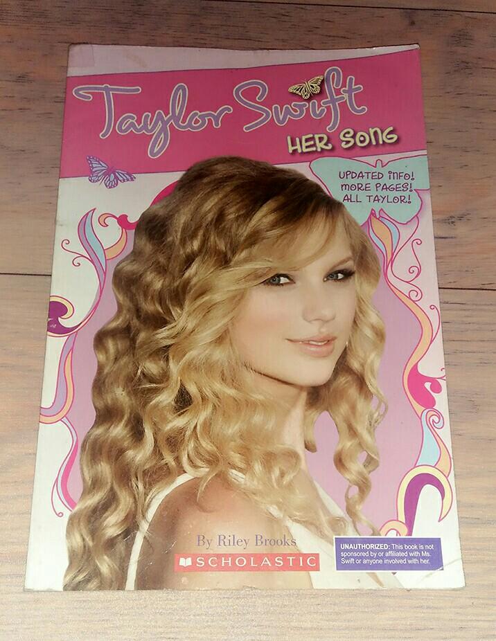 Taylor Swift mini Books, Hobbies & Toys, Books & Magazines, Children's ...