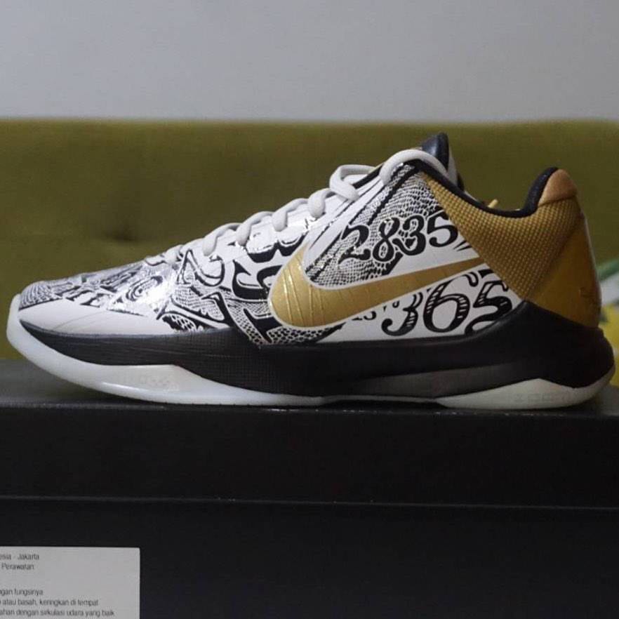Nike kobe v proto stage, Fesyen Pria, Sepatu , Sneakers di Carousell