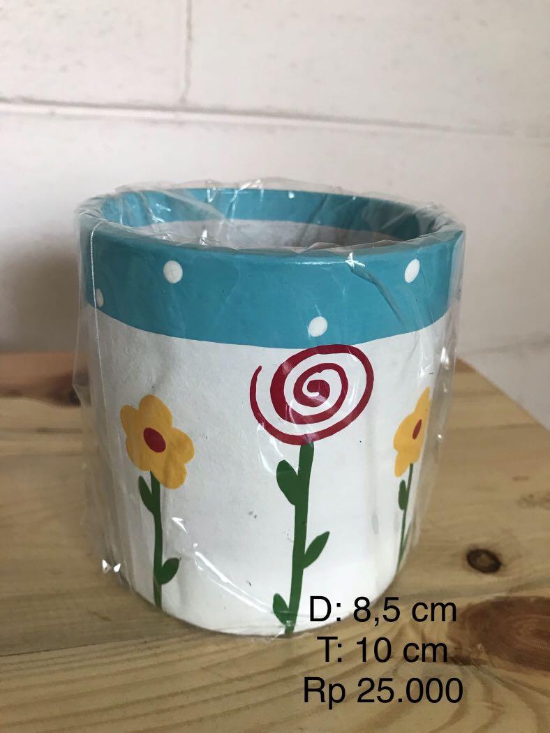 Pot lukis tanah liat, Desain & Kerajinan Tangan, Lainnya di Carousell