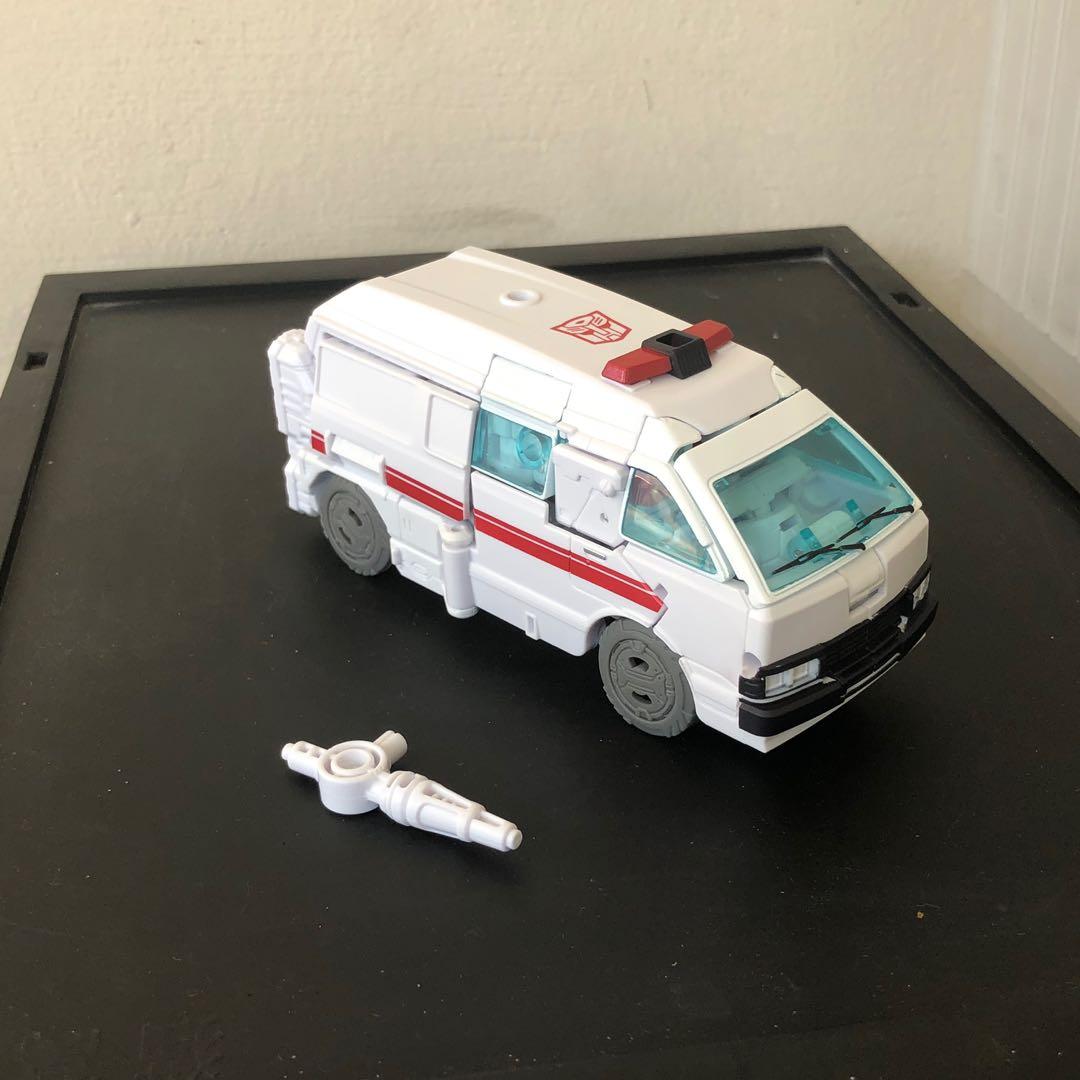 Transformers Earthrise Ratchet (From Paradron Medic Set), Hobbies ...