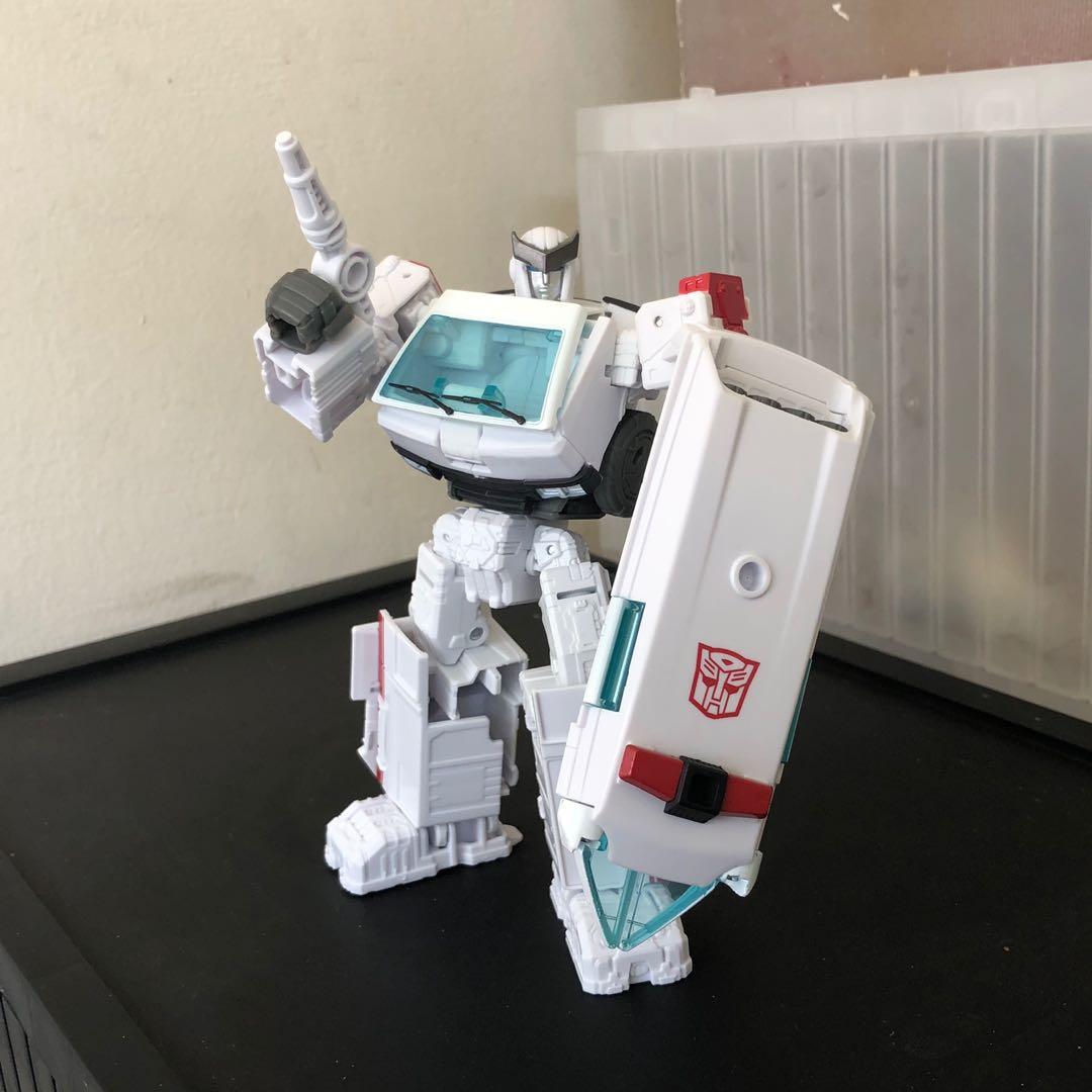 Transformers Earthrise Ratchet (From Paradron Medic Set), Hobbies ...