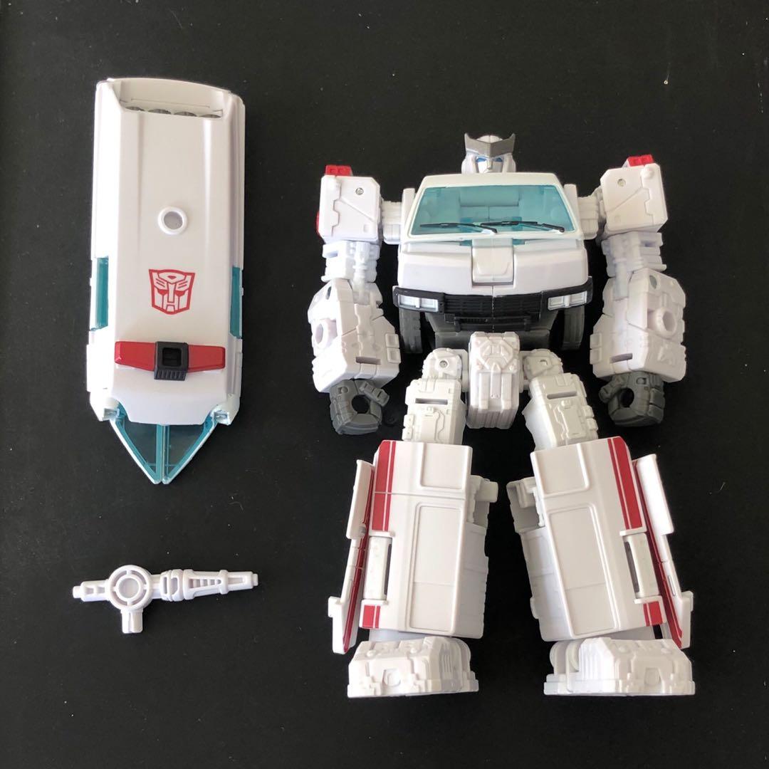 Transformers Earthrise Ratchet (From Paradron Medic Set), Hobbies ...
