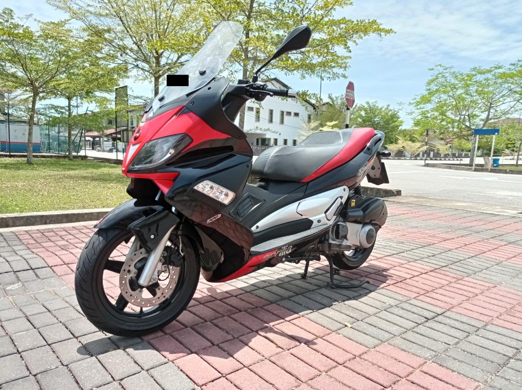 APRILIA SR MAX 300CC FOR SALE !!!!!!, Motorbikes on Carousell