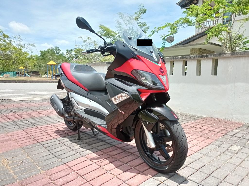 APRILIA SR MAX 300CC FOR SALE !!!!!!, Motorbikes on Carousell