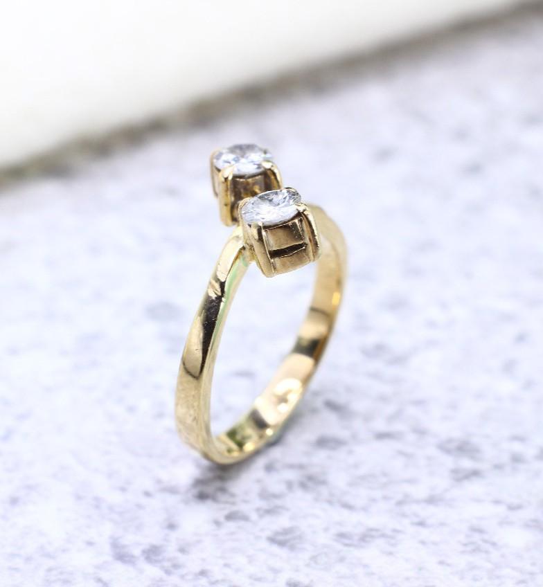 Gold Diamonds Solitaire Eyes, Fesyen Wanita, Perhiasan di Carousell