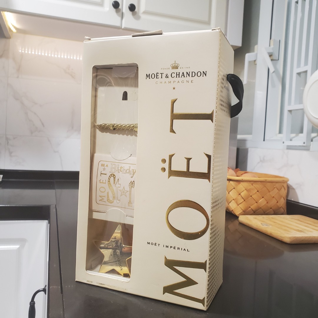 Moet and Chandon Brut Imperial Champagne birthday kit, 嘢食 & 嘢飲, 酒精飲料 ...