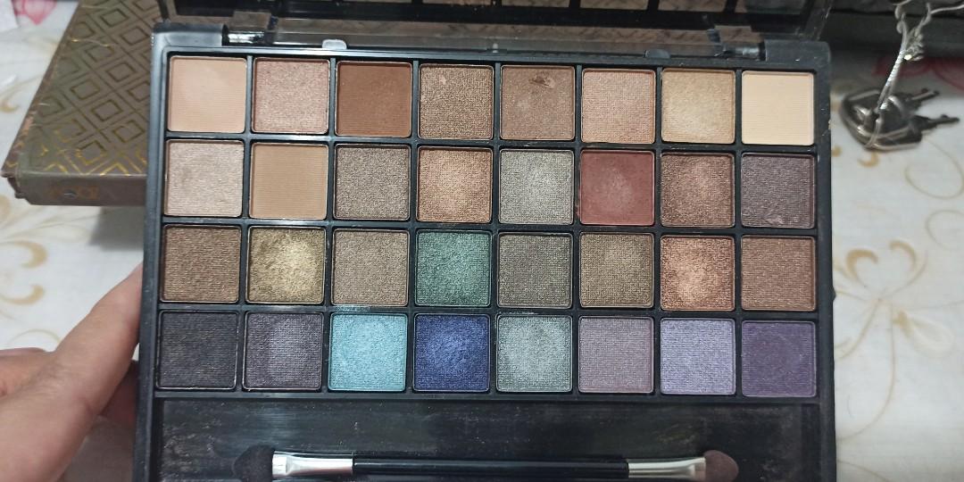 Eyeshadow palette 32 warna, Kesehatan & Kecantikan, Rias Wajah di Carousell