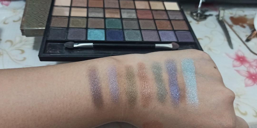 Eyeshadow palette 32 warna, Kesehatan & Kecantikan, Rias Wajah di Carousell