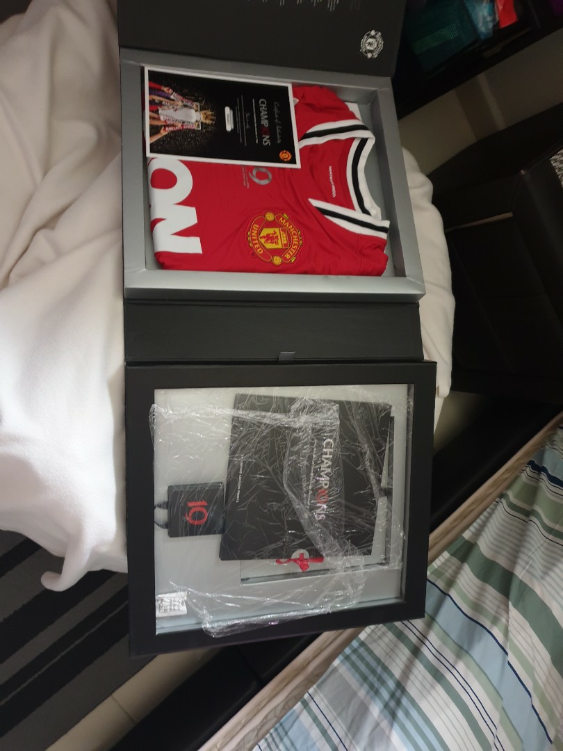 Manchester United boxset, Men's Fashion, Coats, Jackets and Outerwear ...