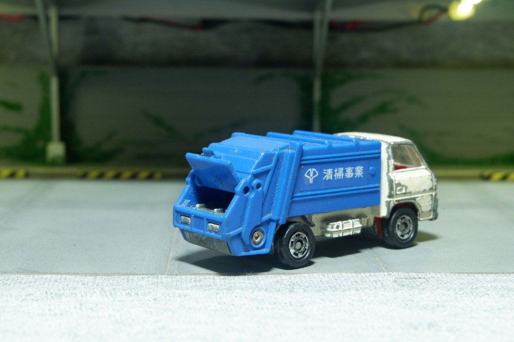 Tomica Mitsubishi canter garbage truck no 10 1:72 scale, Hobbies & Toys ...