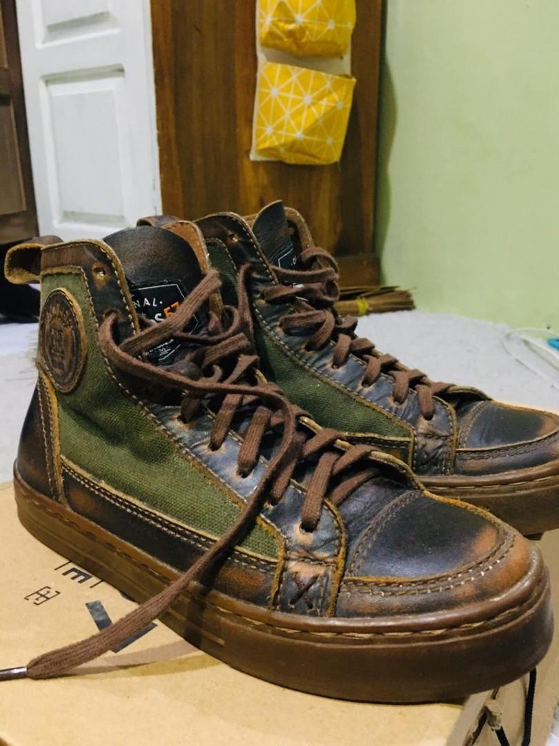 Exodos leather ozora army, Fesyen Wanita, Sepatu di Carousell