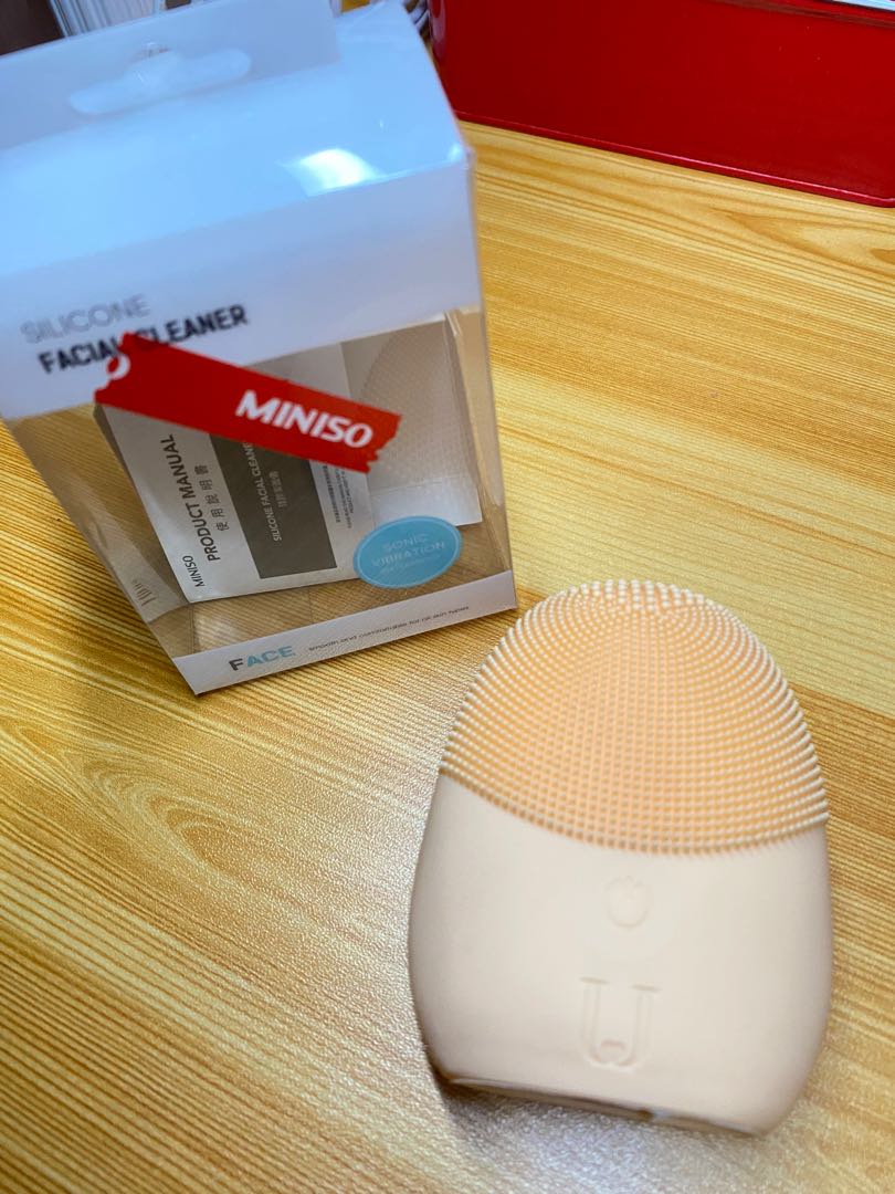 Miniso Silicone Facial Cleaner, Beauty & Personal Care, Face, Face Care ...