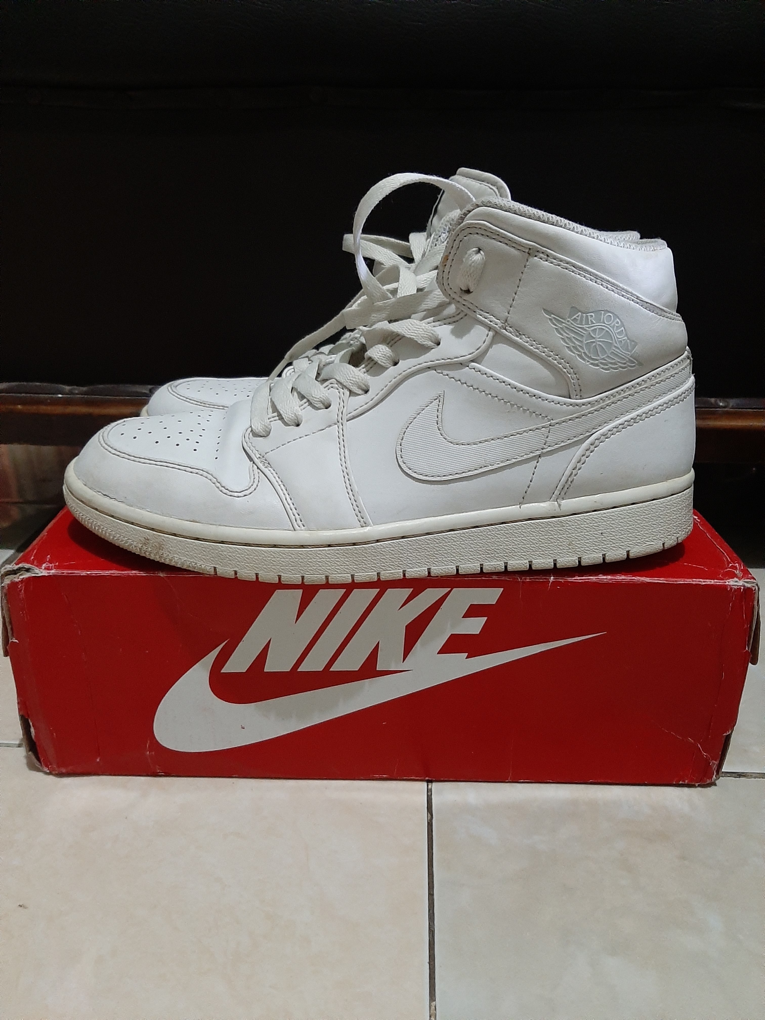 Nike Air Jordan 1 Mid Tripple White, Fesyen Pria, Sepatu , Sneakers di ...