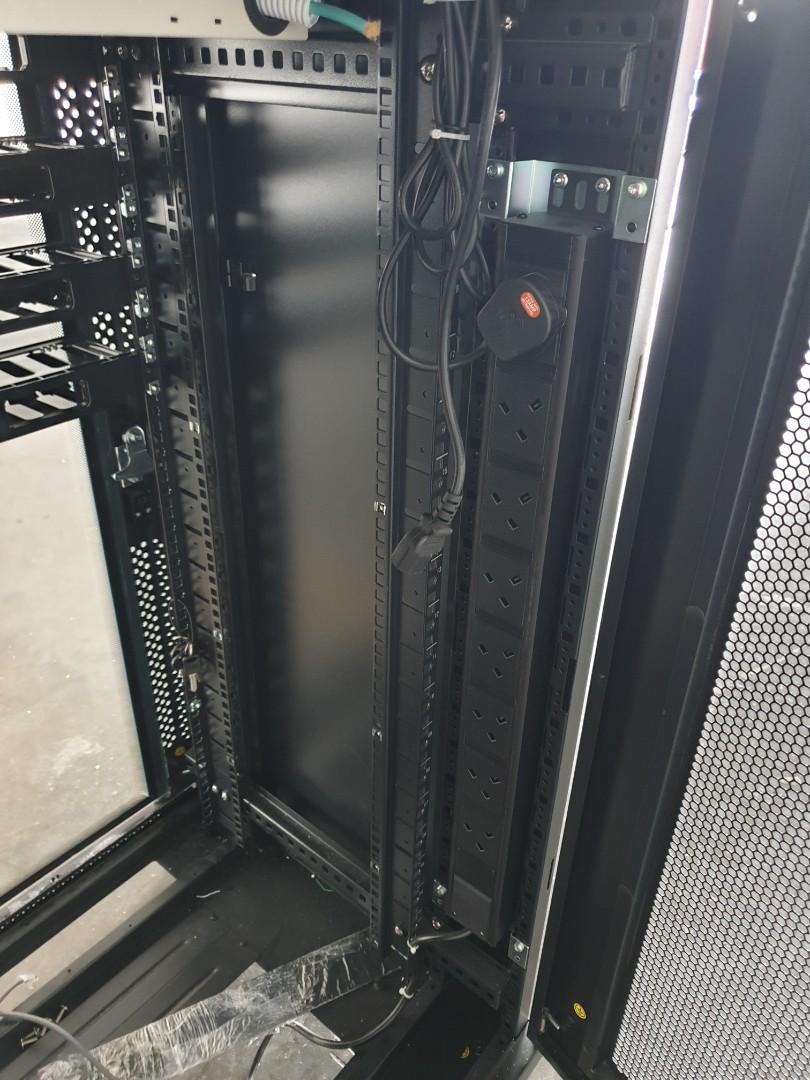 21U SERVER RACK W WHEEL, Computers & Tech, Parts & Accessories ...