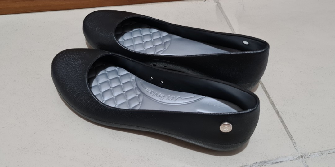 Monobo SIGNATURE EMMA US6, Women's Fashion, Footwear, Flipflops and ...