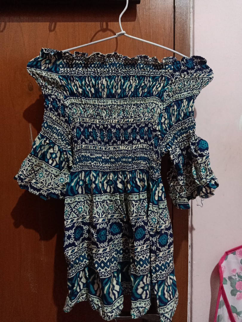 Sabrina Top Hijau, Fesyen Wanita, Pakaian Wanita, Atasan di Carousell