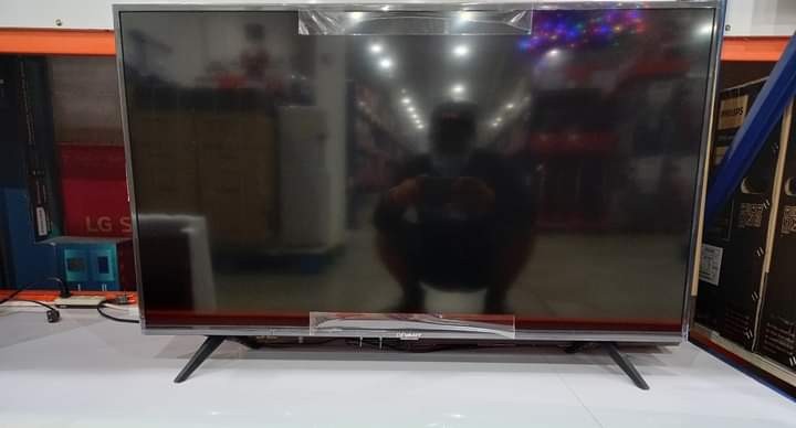 DeVant 40" inches SMART TV. FREE wall bracket.., Furniture & Home ...