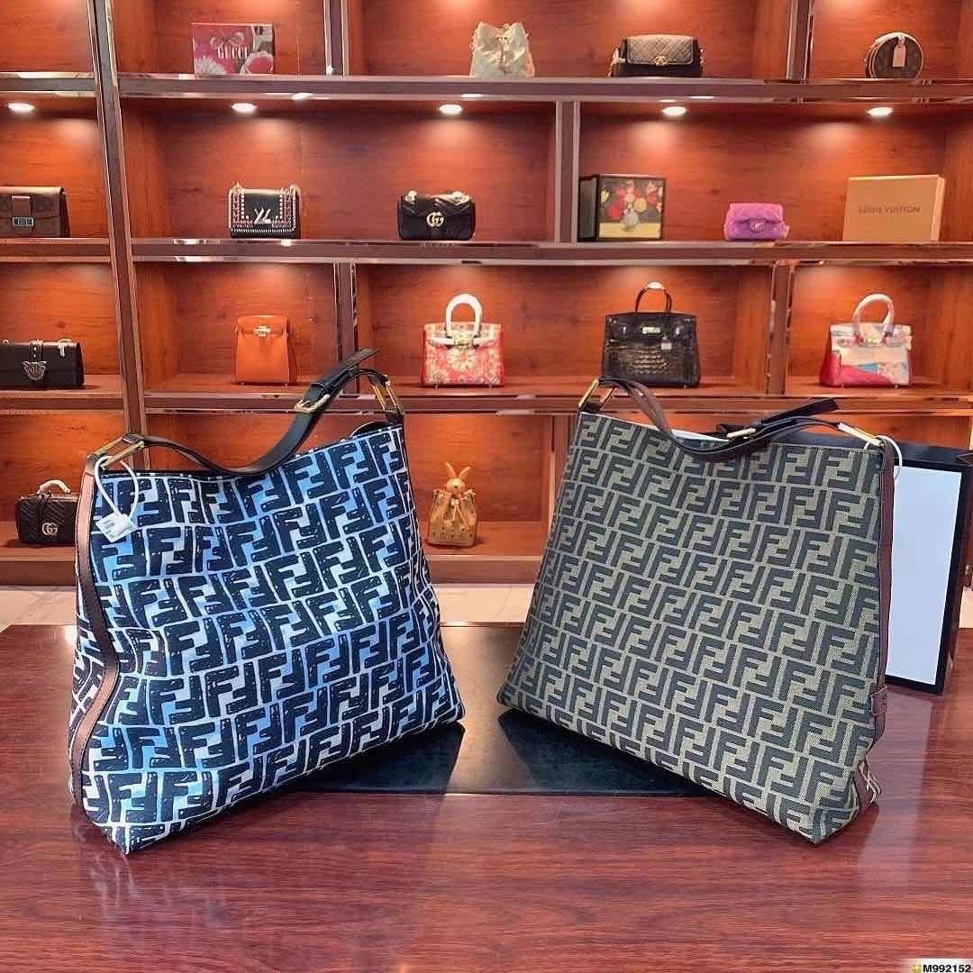Tas besar fendi import, Fesyen Wanita, Tas & Dompet di Carousell