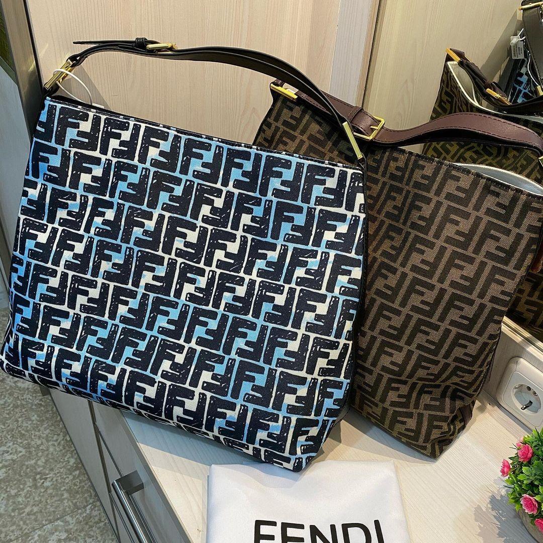 Tas besar fendi import, Fesyen Wanita, Tas & Dompet di Carousell