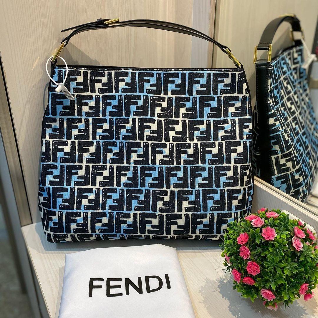 Tas besar fendi import, Fesyen Wanita, Tas & Dompet di Carousell