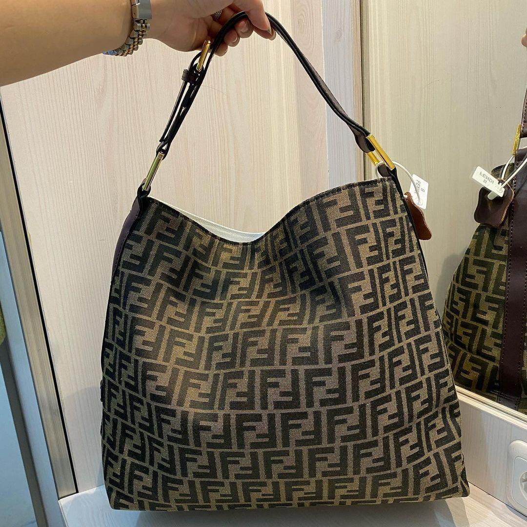 Tas besar fendi import, Fesyen Wanita, Tas & Dompet di Carousell
