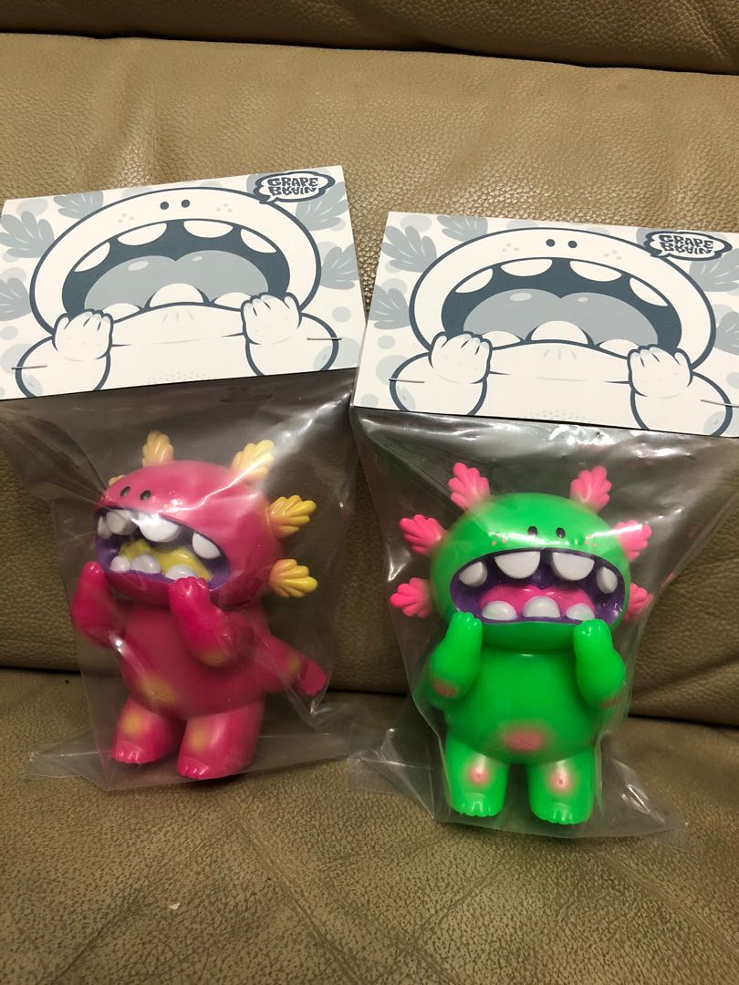 全新未開封 日本製 Grape Brain 六角恐龍 牙牙 粉紅及綠色一對 搪膠 Sofubi Vinyl Hell’cat onigiri (C1), 興趣及遊戲, 玩具 & 遊戲類 ...