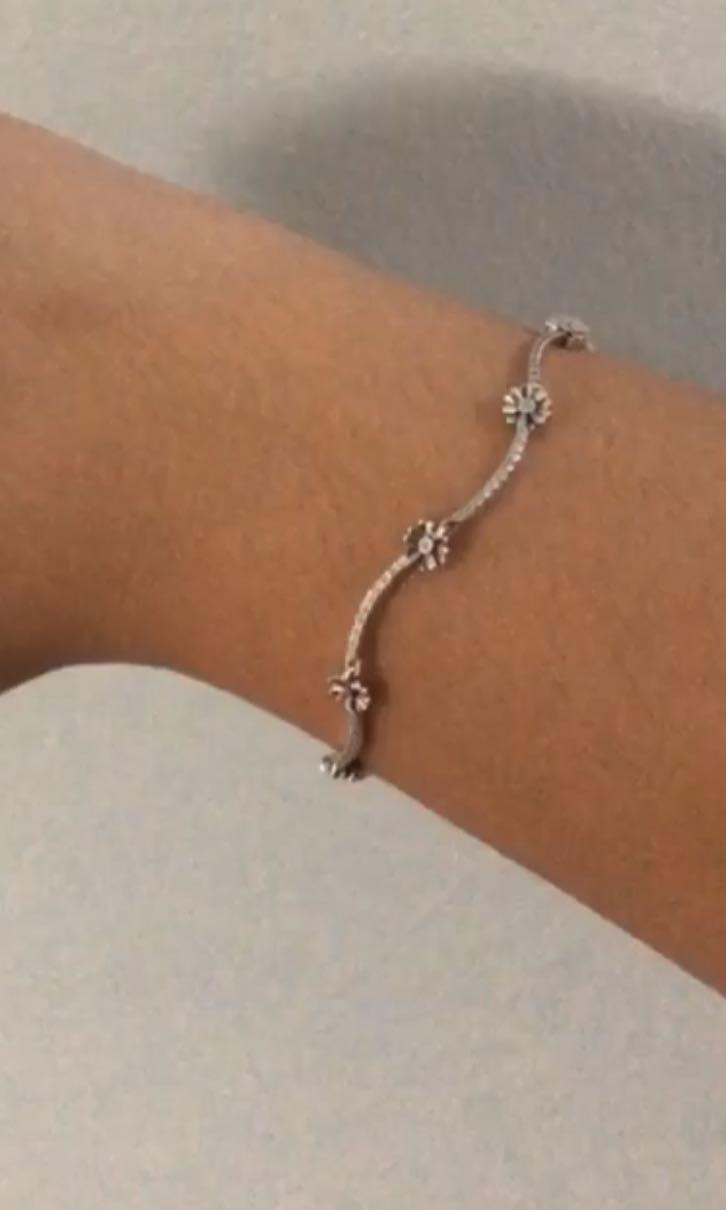Sparkling Daisy Flower Bracelet 2024 www.epicamlv