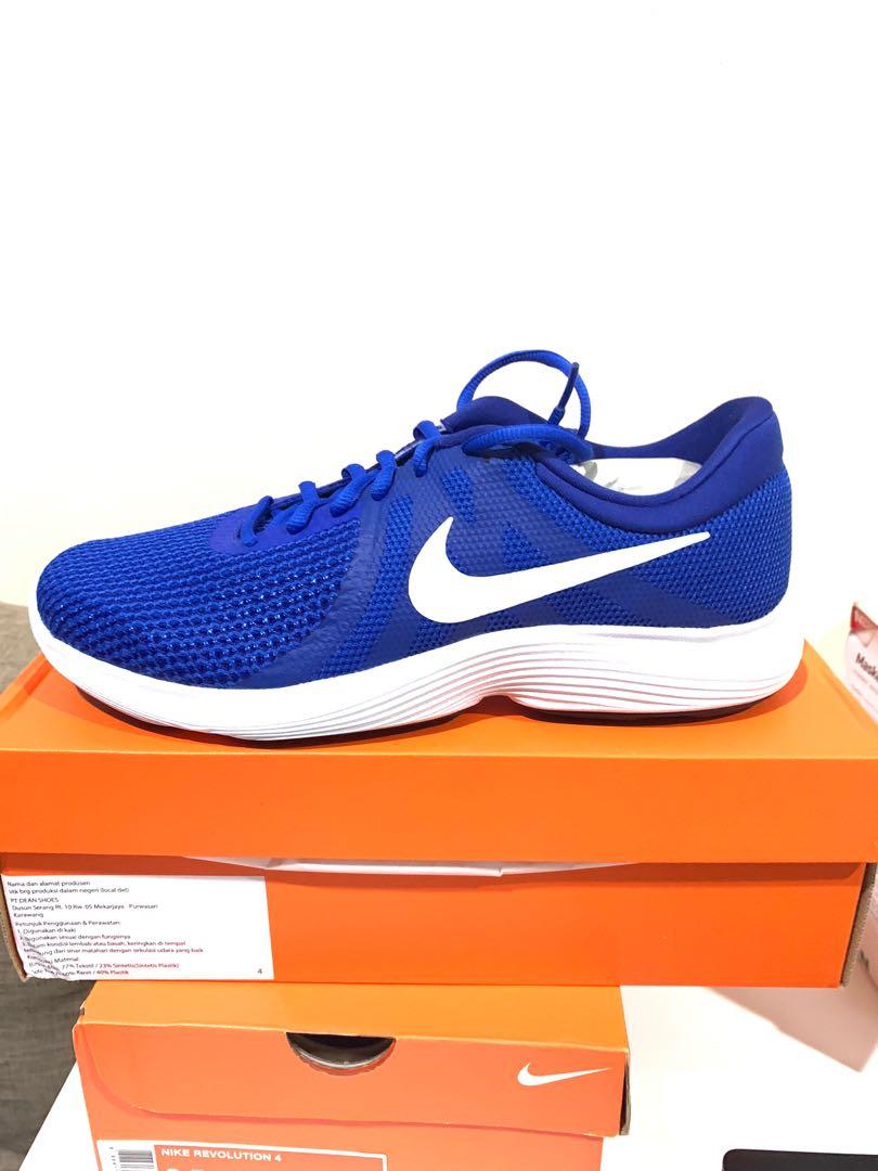 Nike revo 4 original, Fesyen Pria, Sepatu , Sneakers di Carousell