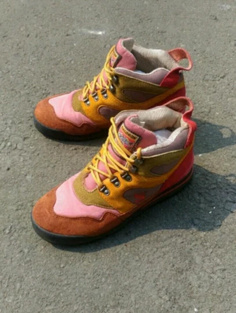 Salomon sepatu outdoor, Fesyen Wanita, Sepatu di Carousell