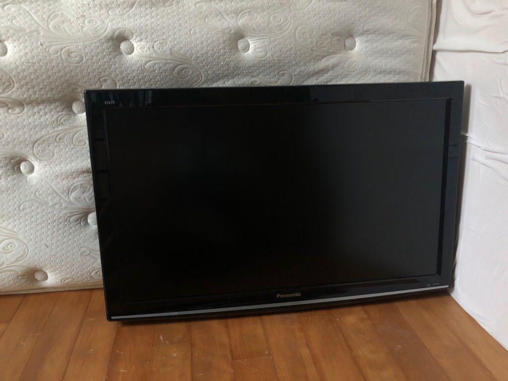 Panasonic 37-inch LCD TV (TH-L37S10S) with tv wall mount, TV & Home ...