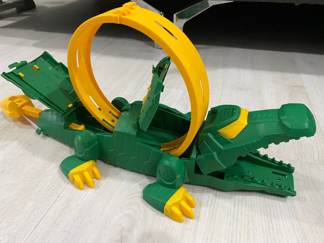 Catapult track racing car toy, Hobbies & Toys, Toys & Games on Carousell