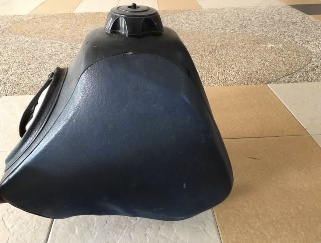 XR400R Stock Fuel Tank, Motorcycles, Motorcycle Accessories on Carousell