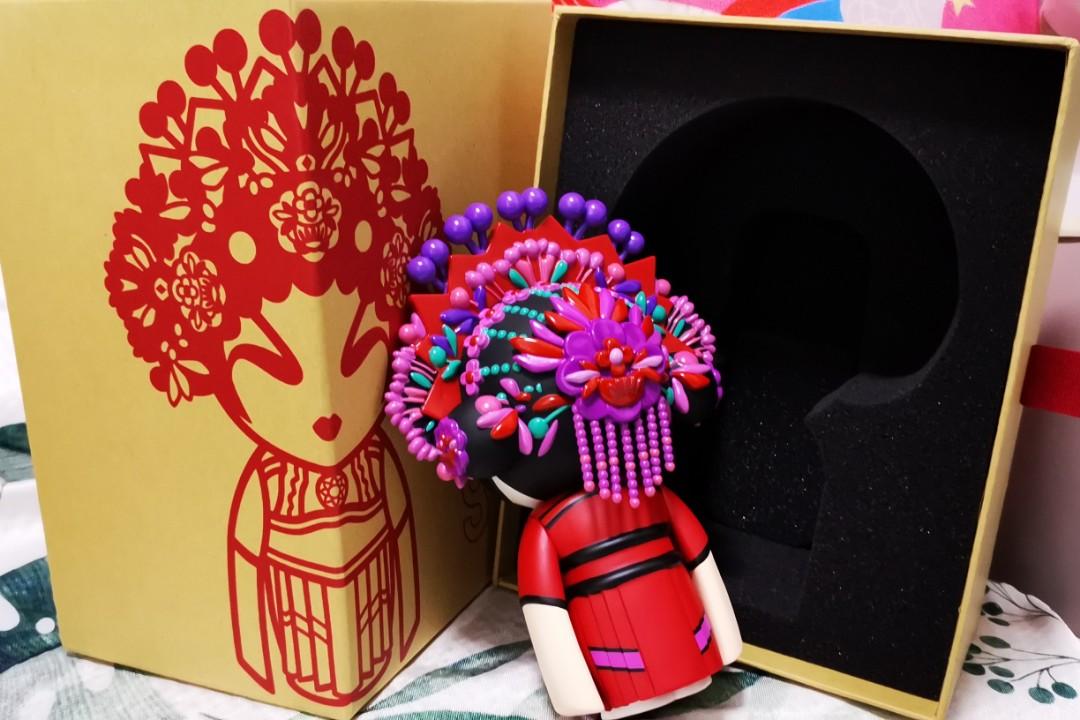 Vivienne Tam Opera girl 絕版公仔全新, 興趣及遊戲, 收藏品及紀念品, 明星周邊 - Carousell