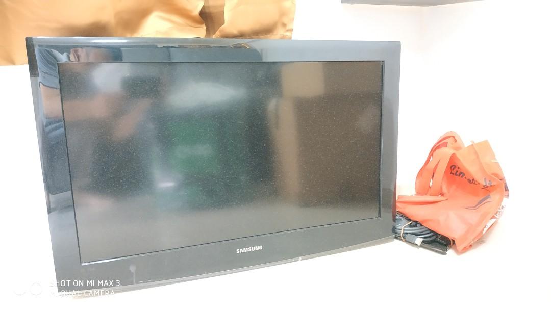 Samsung 32 LCD TV + wall mount, TV & Home Appliances, TV ...