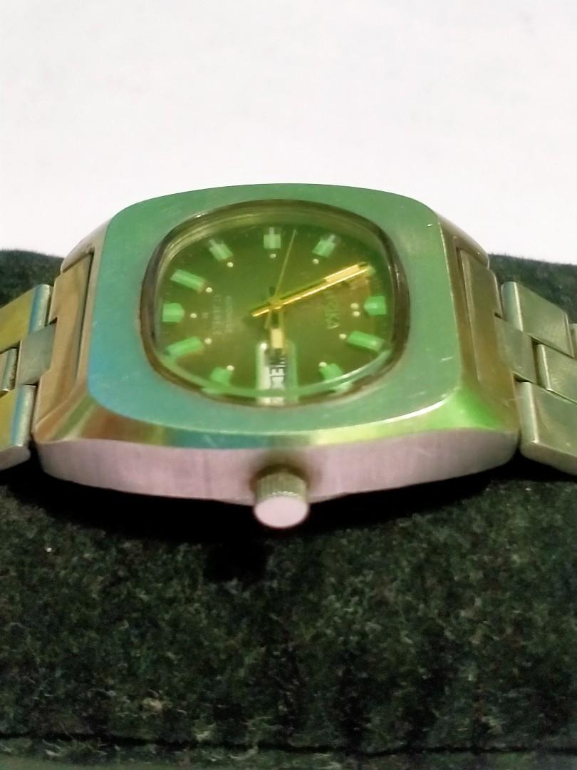 vintage Urika automatic, Women's Fashion, Jewelry & Organizers ...