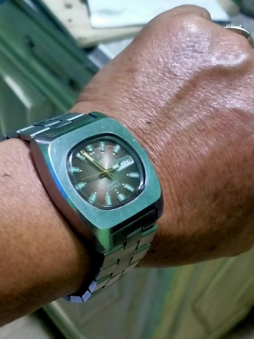 vintage Urika automatic, Women's Fashion, Jewelry & Organizers ...