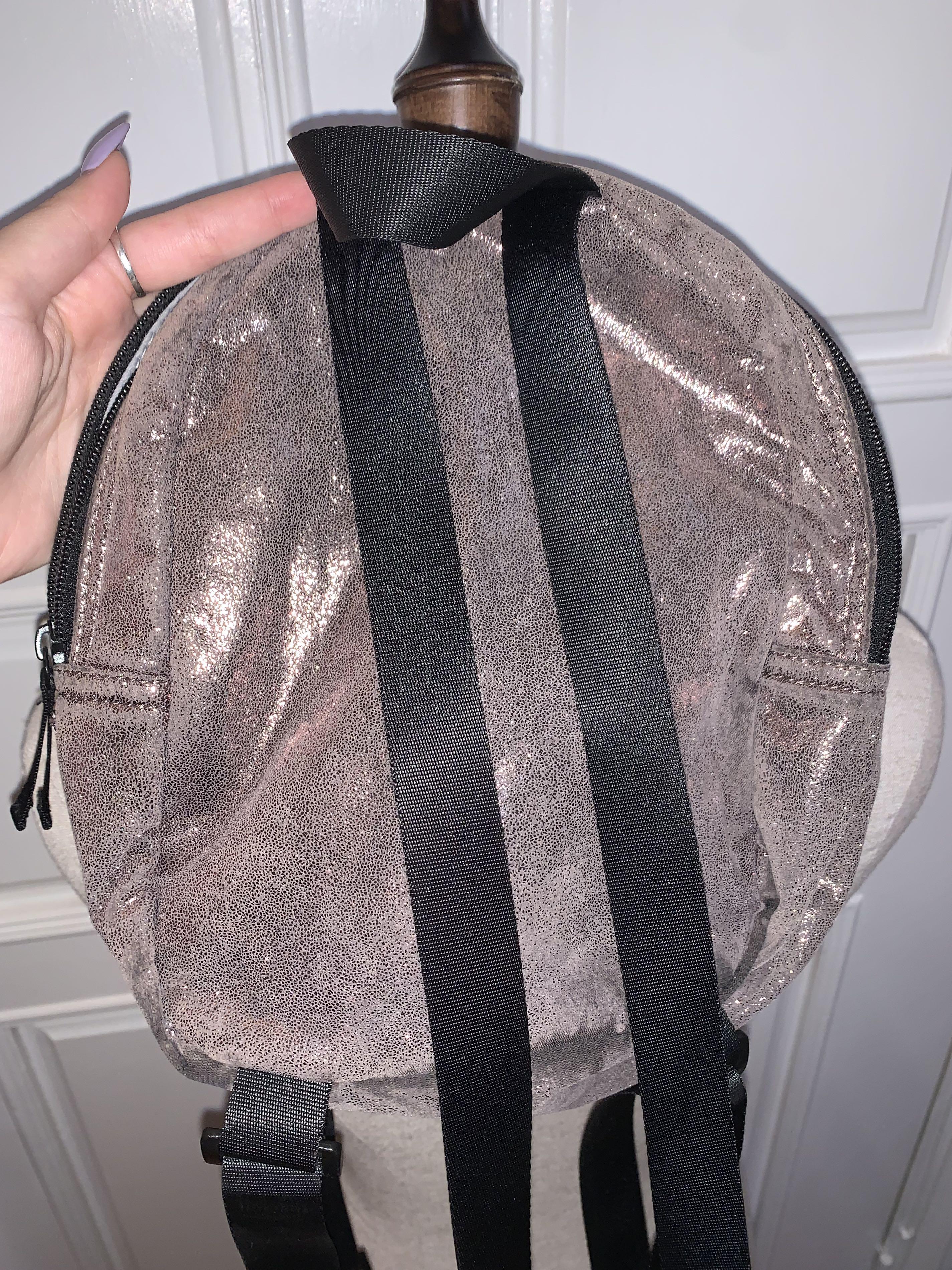 Hollister sparkly greyish purple mini backpack, 女裝, 飾物及配件, 鑽飾 - Carousell