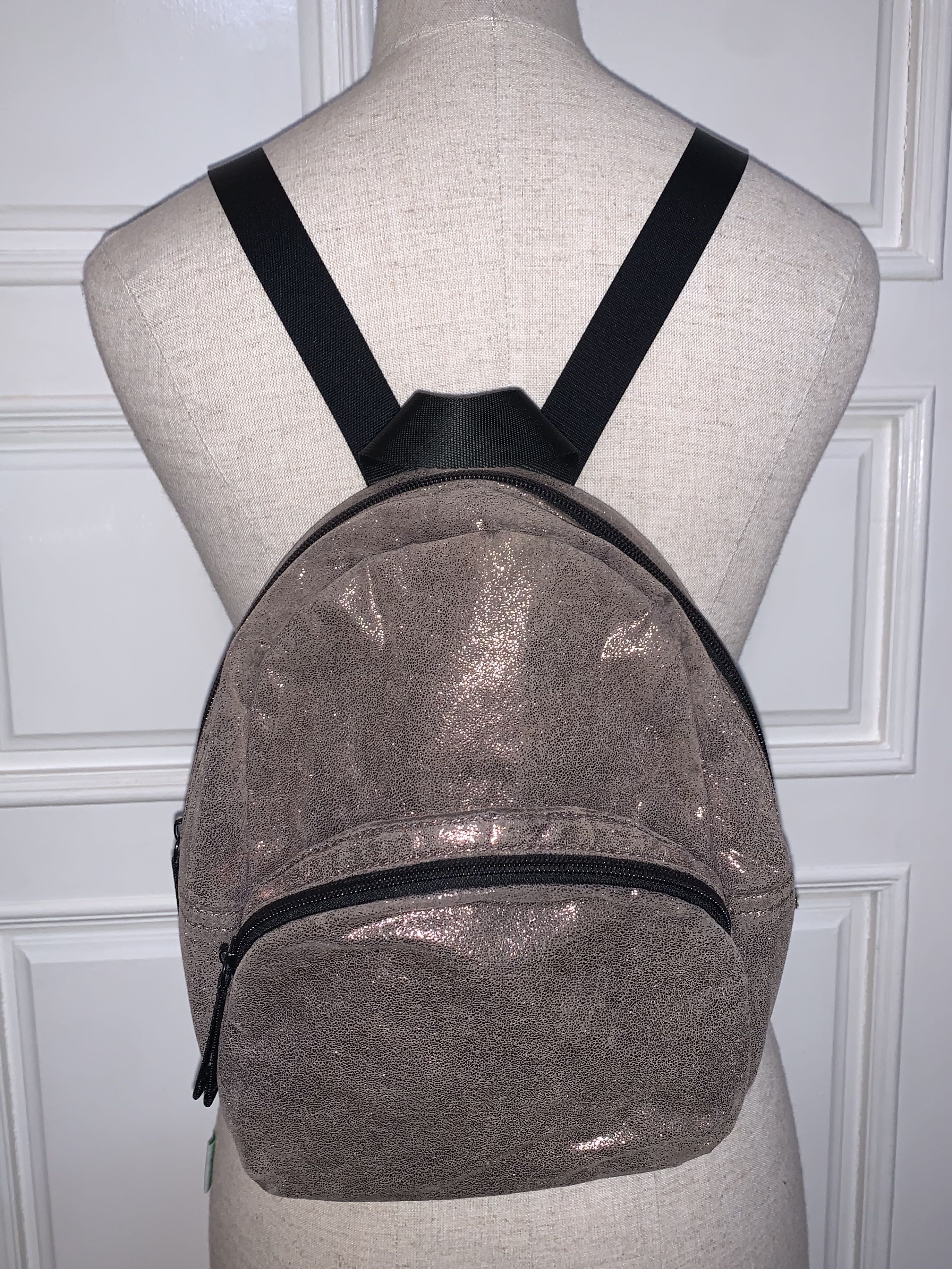 Hollister sparkly greyish purple mini backpack, 女裝, 飾物及配件, 鑽飾 - Carousell