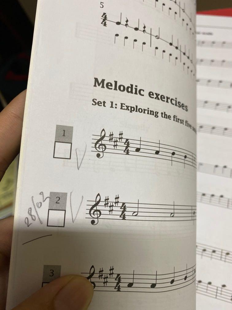 grade 1 violin (Improve your sight- reading!), Books & Stationery ...