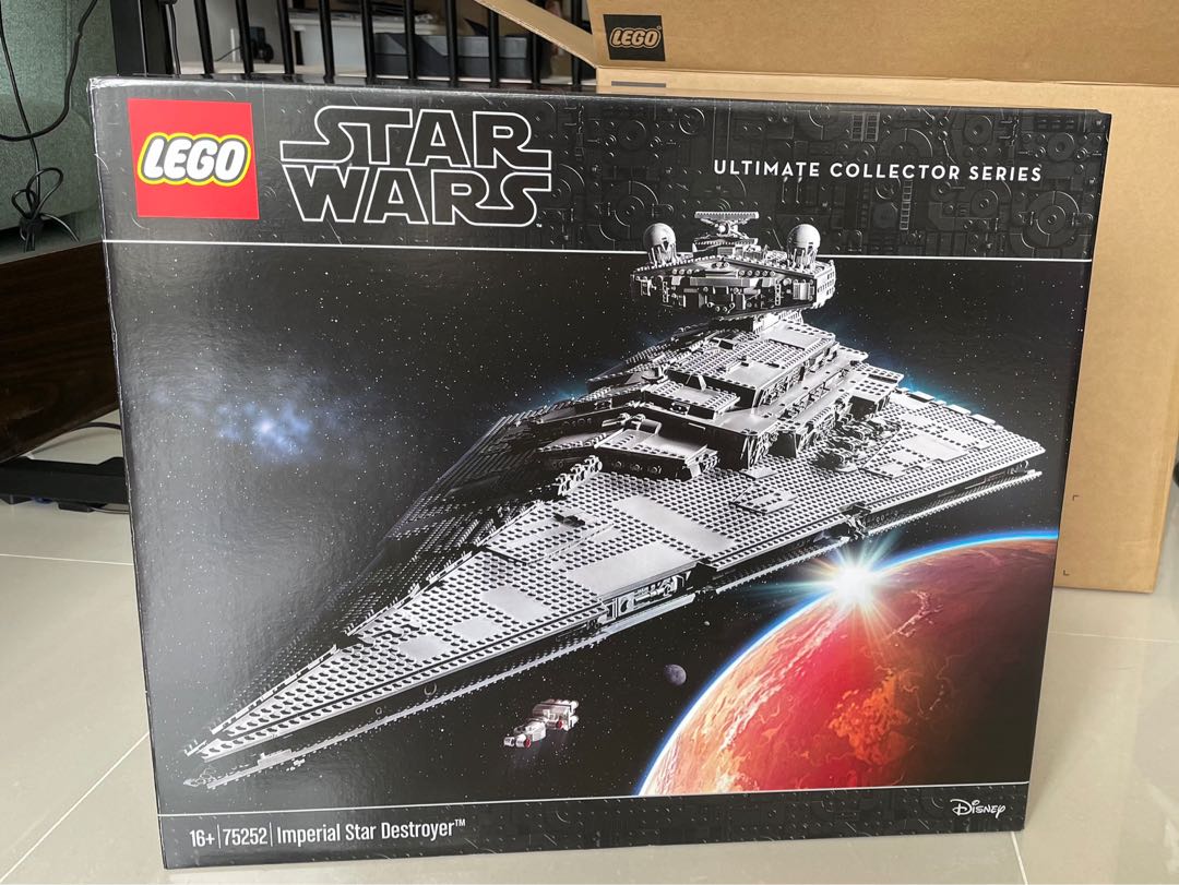 Lego Ultimate Collector Series (UCS): Star Wars Imperial Star Destroyer ...