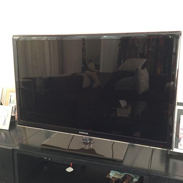 Samsung Smart 40-Inch LED TV [2011] UA40D5500, TV & Home Appliances, TV ...