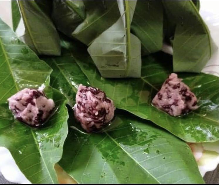 TAPAI PULUT DAUN GETAH, Food & Drinks, Local Eats on Carousell