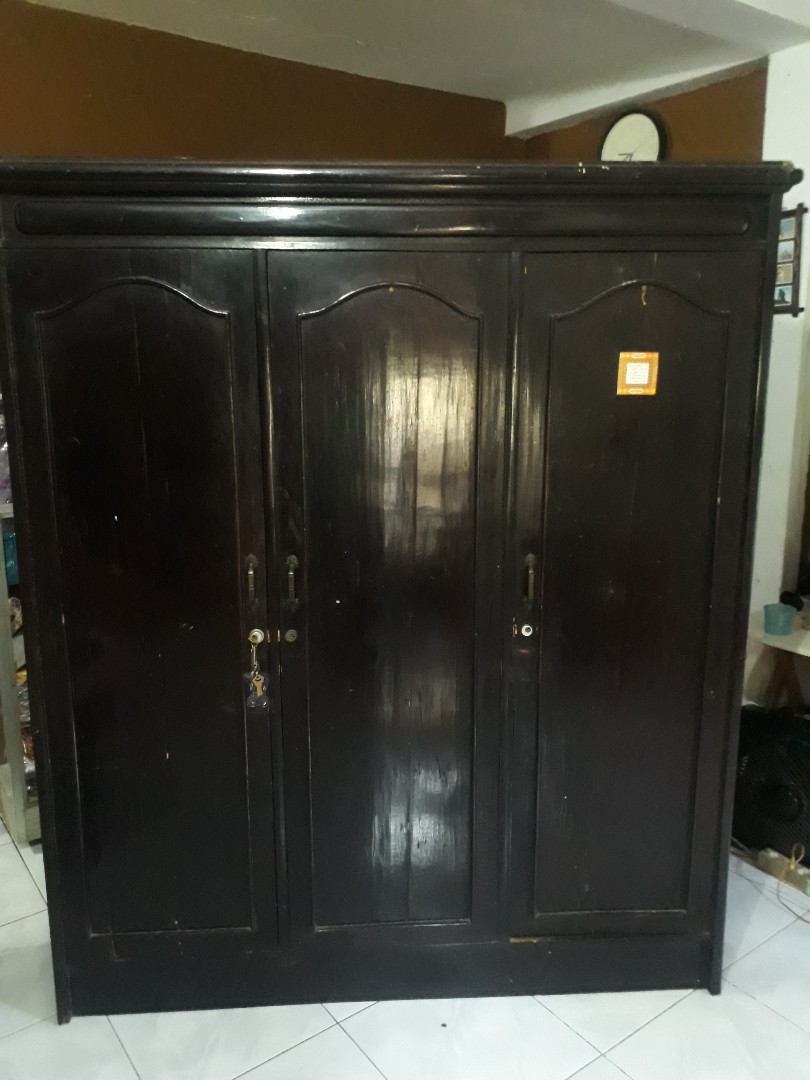 Di jual lemari kayu 3 pintu, Perabotan Rumah di Carousell