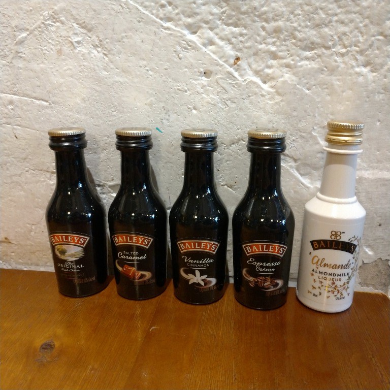 [收藏用] Mini Bailey's 50ml 酒辦 一套五款 杏仁奶味 雲尼拿味 焦糖味 咖啡味 原味, 嘢食 & 嘢飲, 酒精飲料 ...