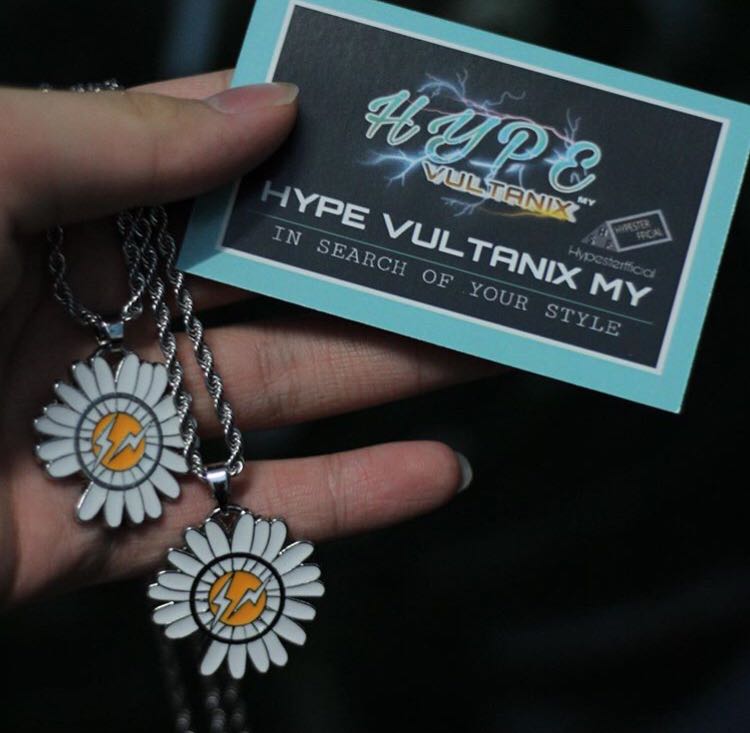 G-Dragon Peaceminusone Daisy Necklace, Everything Else, Others on Carousell