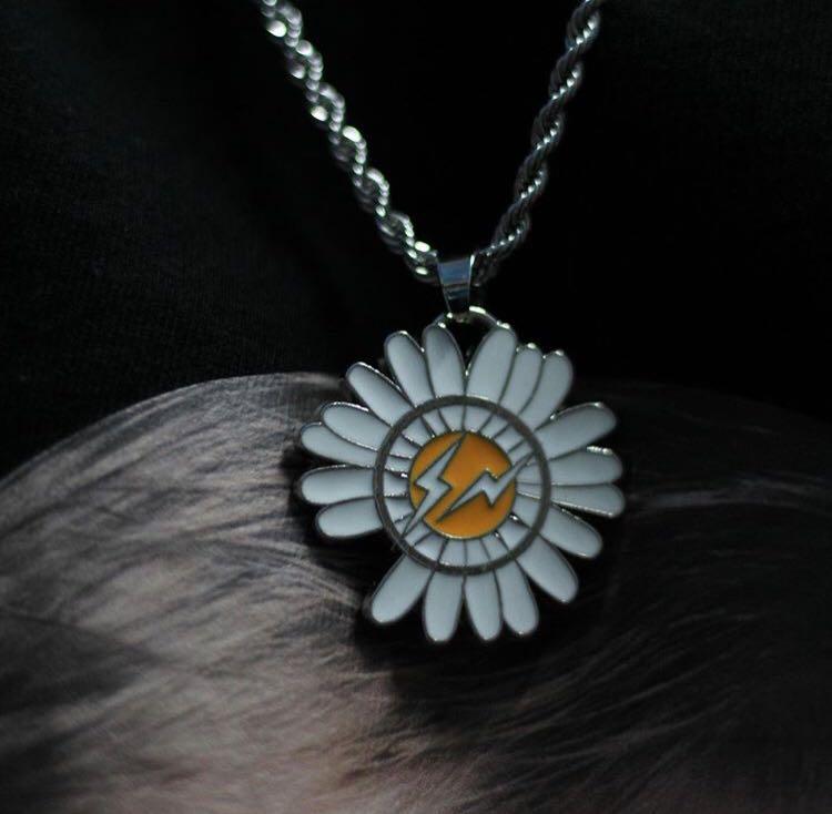 G-Dragon Peaceminusone Daisy Necklace, Everything Else, Others on Carousell