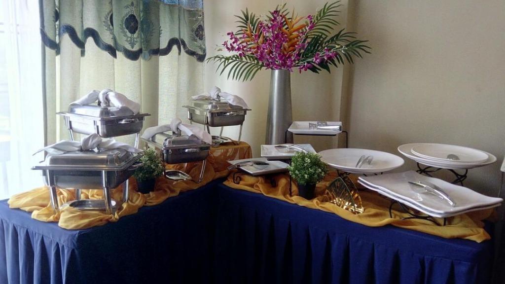 ☪️ Halal Buffet Setup. Buffet ware, Buffet Set, Table ware, Linen ...