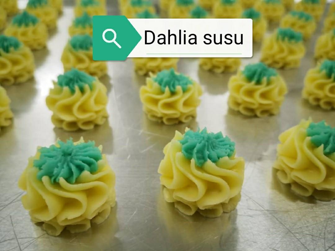 Halal Kuih Raya, Food & Drinks, Homemade Bakes on Carousell