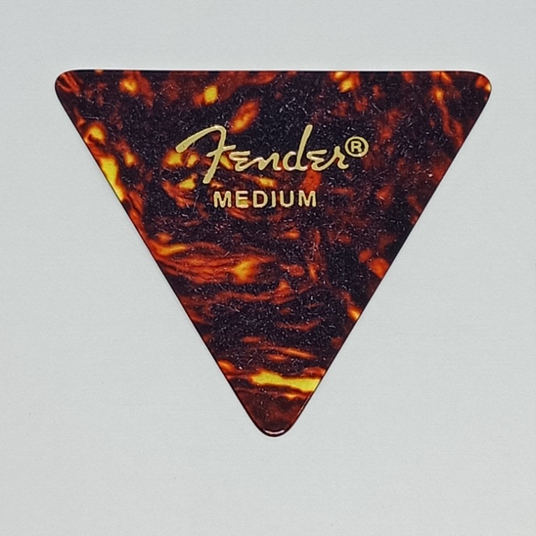 Fender Triangle Pick (Medium) - Thickness : 0.7 mm, Hobbies & Toys ...